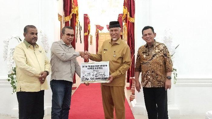 Pemprov Kepulauan Riau Serahkan Bantuan Bagi Korban Banjir Bandang Sumbar, Total Rp939 Juta ...