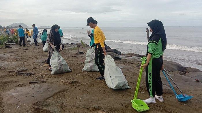 Peringati Hari Nusantara, Ratusan Murid SMA/SMK Pungut Sampah di Pantai ...
