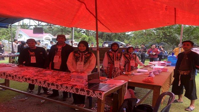 Petugas KPPS Pilkada 2024 di Pasaman Barat Kenakan Pakaian Adat hingga ...