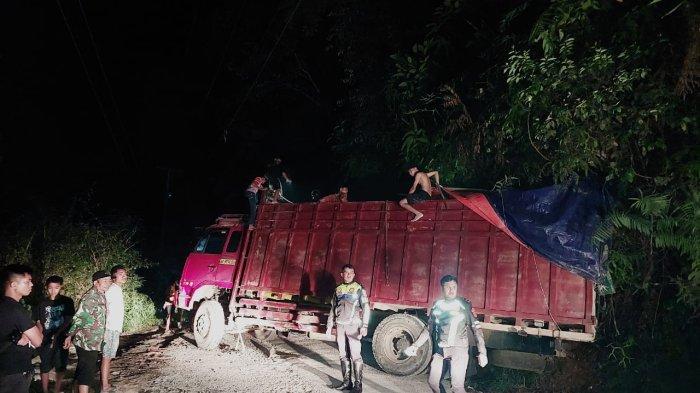 Truk Kecelakaan di Halaban Lima Puluh Kota, Arus Lalu Lintas Payakumbuh ...
