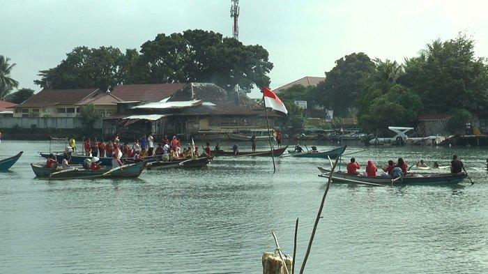 Cara Unik Rayakan HUT RI ke-78, Warga Batang Arau Padang Upacara Bendera di Sungai Pakai Perahu ...