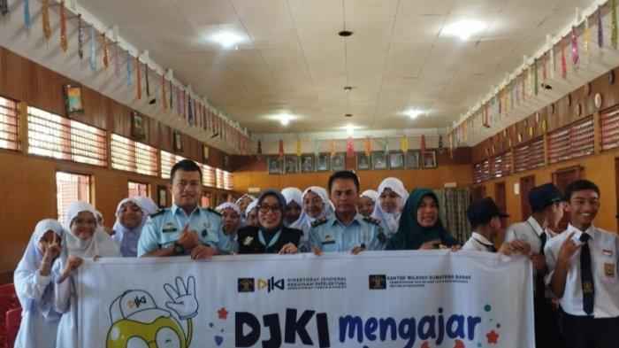 Kembali Mengajar, RuKi Berikan Pemahaman Kekayaan Intelektual pada Siswa SMP N 4 Bukittinggi ...