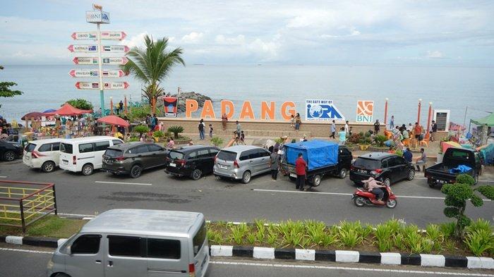 FOTO: Suasana Hari Kedua Libur Pasca Lebaran, Ribuan Wisatawan Padati Pantai Padang ...