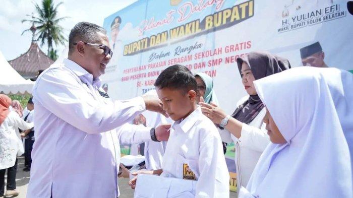Pemkab Solok Selatan Bagikan 1.772 Seragam Gratis untuk Siswa TK hingga SMP - Tribunpadang.com