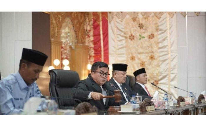 Wakil Bupati Yulian Efi Sampaikan Nota Pengantar APBD 2025 ke DPRD Solok Selatan - Tribunpadang.com
