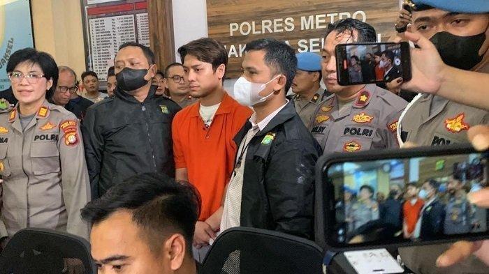 Rizky Billar Resmi Ditahan Atas Dugaan Tindak KDRT Lesti Kejora, Tampil Kenakan Baju Tahanan ...