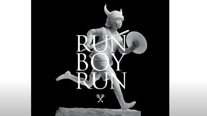 Arti Lagu Run Boy Run Woodkid, Lirik: Run Boy Run! This World is Not ...