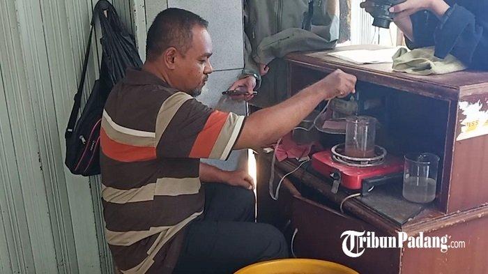 Suka Duka Yuska Ramadhan, Penyepuh Emas dan Perak di Pasar Raya Padang ...