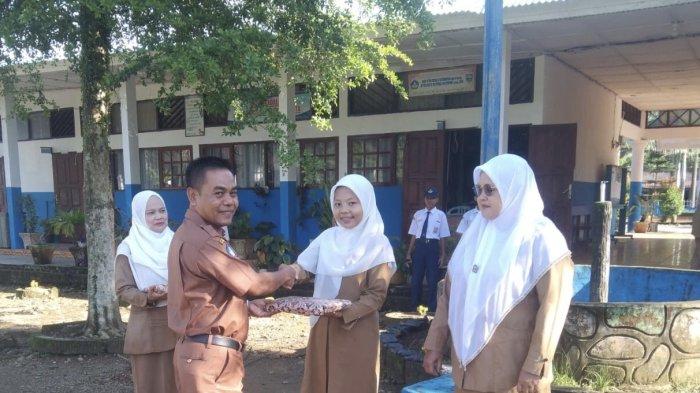 Upacara Perdana Pasca Libur Lebaran, Kepsek SMPN 2 Guntul Berikan ...