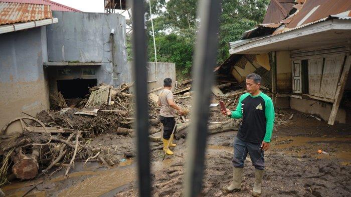 FOTO Pakai Alat Seadanya Warga Sungai Puar Sumbar Bersihkan Sisa Banjir Lahar Dingin Gunung ...