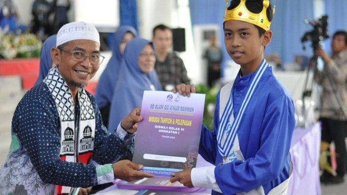 Wisuda Tahfiz SD Alam Qu Ainur Rahmah Pasaman Barat: Pelepasan Angkatan Pertama Penuh Haru ...