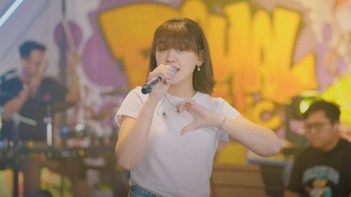 Arti Lagu Sadar Posisi Happy Asmara Viral di TikTok: Remuk Atiku Nompo Layang Undangan Rabimu ...