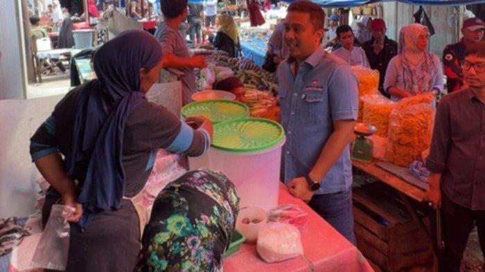 Berkunjung ke Pasar Lasi, Canduang, Agam, Vasko Ruseimy Borong Sembako ...