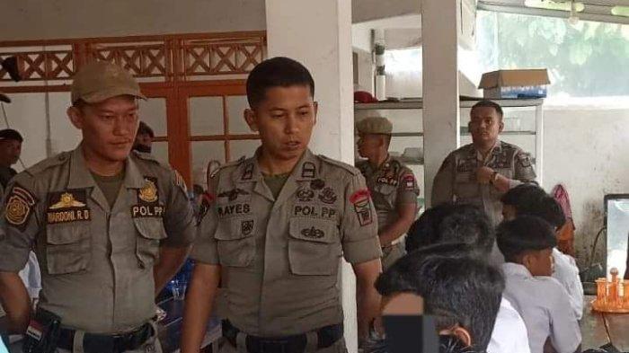 Satpol PP Kota Padang Cokok 4 Pelajar di Warung, Asyik Main Domino dengan Seragam Sekolah ...