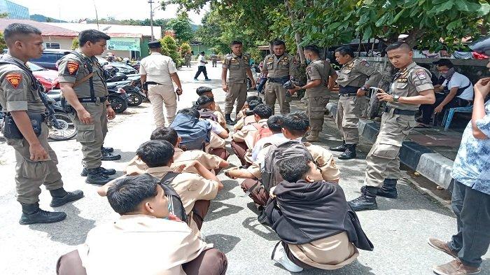 Satpol PP Padang Tertibkan 13 Pelajar Bolos di Jam Sekolah, Terciduk Saat Nongkrong di Warung ...