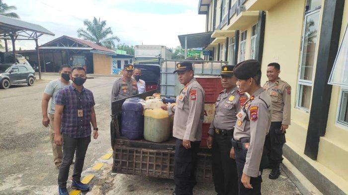Polisi Temukan Jeriken hingga Drum Diduga Berisi Solar Subsidi di Halaman Rumah Warga di Sitiung ...