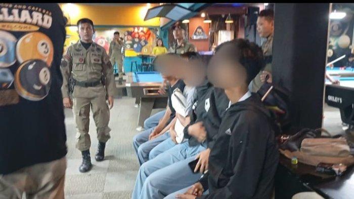 Masih Pakai Seragam Sekolah Asyik Main Billiard, 6 Pelajar SMK di Padang Diciduk Satpol PP ...