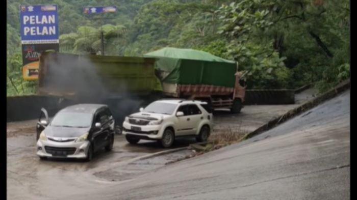 VIRAL Truk Rem Blong di Sitinjau Lauik, Meluncur Kencang di Panorama 1 dan Berhenti Usai Tabrak ...
