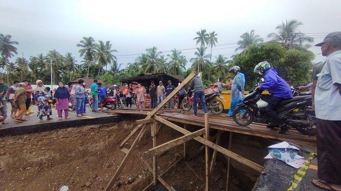 Jembatan Labuhan yang Putus di Pesisir Selatan Sudah Bisa Dilewati ... Jembatan Labuhan yang Putus di Pesisir Selatan Sudah Bisa Dilewati ...