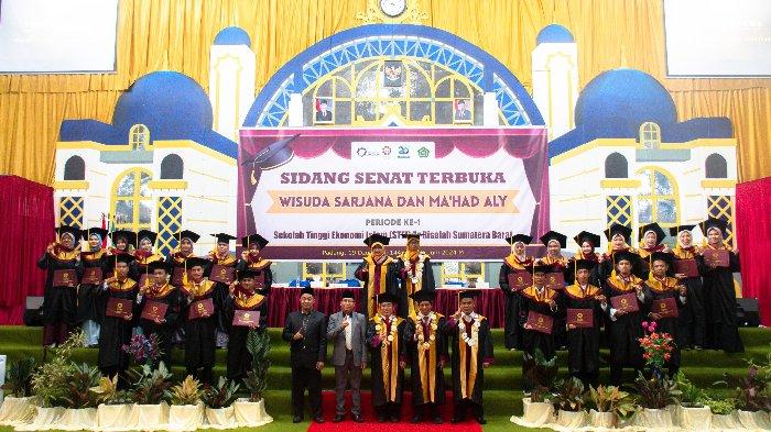 STEI Ar Risalah Sumbar Gelar Wisuda Perdana, 22 Wisudawan Resmi ...