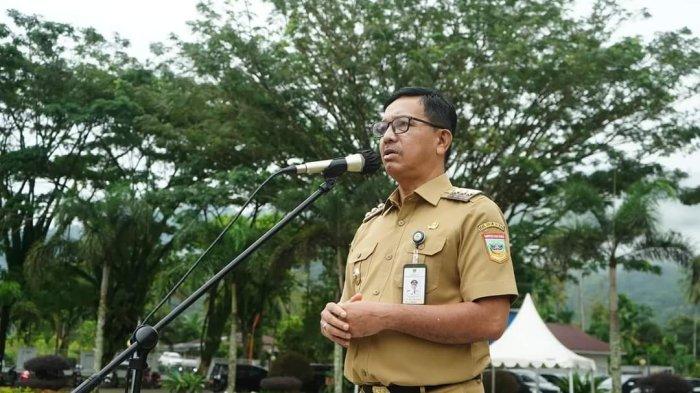 Sambut HUT RI ke-79, Bupati Khairunas Ajak Warga Solok Selatan Pasang Bendera Merah Putih ...