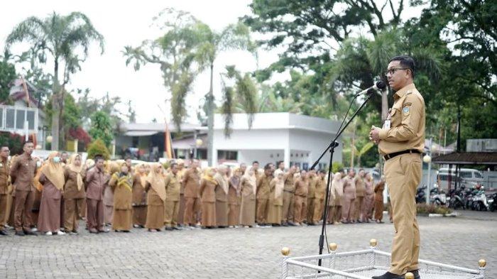 Bupati Solok Selatan Khairunas Pimpin Apel Perdana 2025, Serukan Semangat Baru dan Disiplin ...