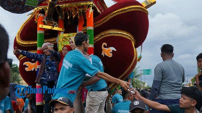 FOTO Hoyak Tabuik Pariaman 2022, Proses Maarak Tabuik ke Laut ...