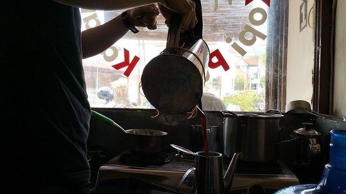 Melihat Pembuatan Minuman Kopmil di Warung KPK Kota Padang, Memiliki ...