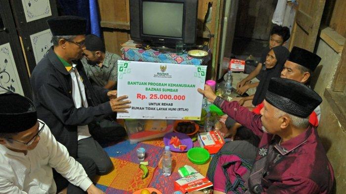 Gubernur Mahyeldi Singgah Sahur dan Salurkan Bantuan Rehab Rumah di ...