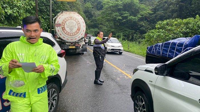 Usai Tabrak Pemotor hingga Jatuh Masuk Kolong Truk dan Tewas di Lembah ... Usai Tabrak Pemotor hingga Jatuh Masuk Kolong Truk dan Tewas di Lembah ...