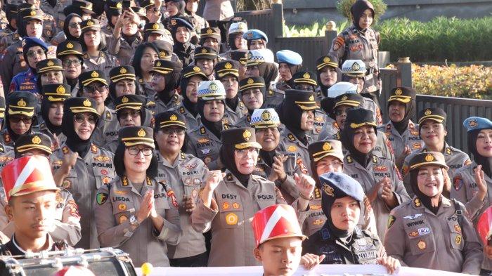 Peringati HUT ke-76, Ratusan Perwakilan Polwan Indonesia Gelar Napak ...