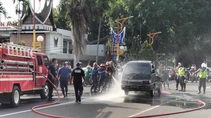 BREAKING NEWS Satu Pikap Terbakar di Jembatan Banda Bakali Rasuna Said ...