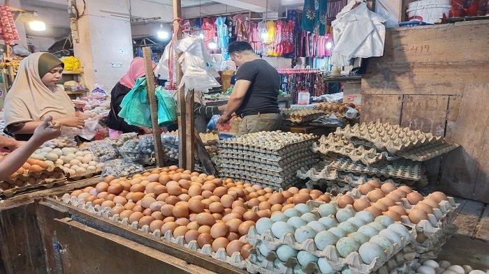 Harga Telur Ayam di Pasar Lubuk Buaya Kota Padang Melonjak, Per Lapiak ...