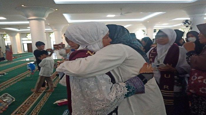 Tangis Haru dan Pelukan Keluarga Lepas Kepergian Zelmi ke Tanah Suci, Bagian Memenuhi Niat ...