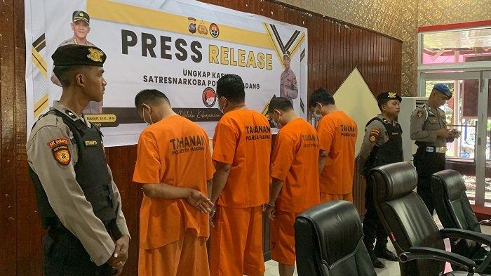 Baru Dilantik, 3 Anggota DPRD Mentawai Ditangkap Polisi, Tangan Diborgol dan Pakai Baju Tahanan ...