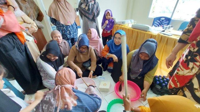 Departemen Kimia FMIPA Unand PKM di Bukit Nobita, Ajarkan Ibu-Ibu ...