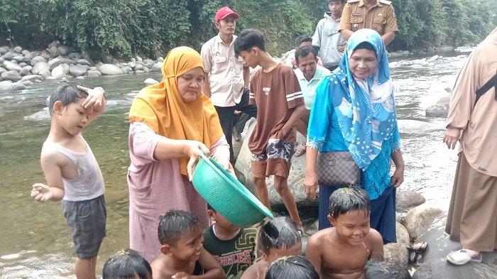 Jemaah Tarekat Naqsabandiyah di Padang Laksanakan Tradisi Balimau ...