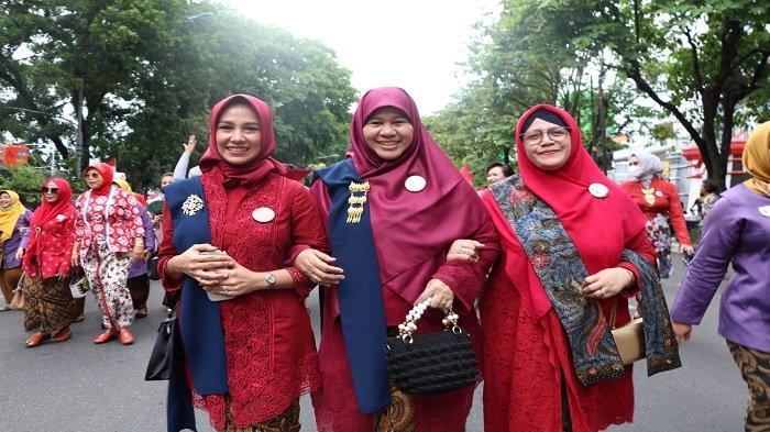 Ummi Harneli dan Ibu Amel Hadiri Acara Hari Batik, dan Berkebaya Bersama Ibu Negara ...