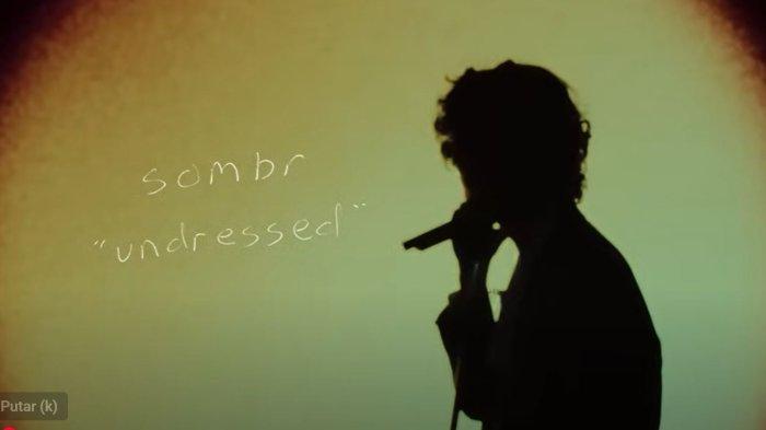 Arti Lagu Undressed Sombr, Lirik: I don't Wanna Get Undressеd ...