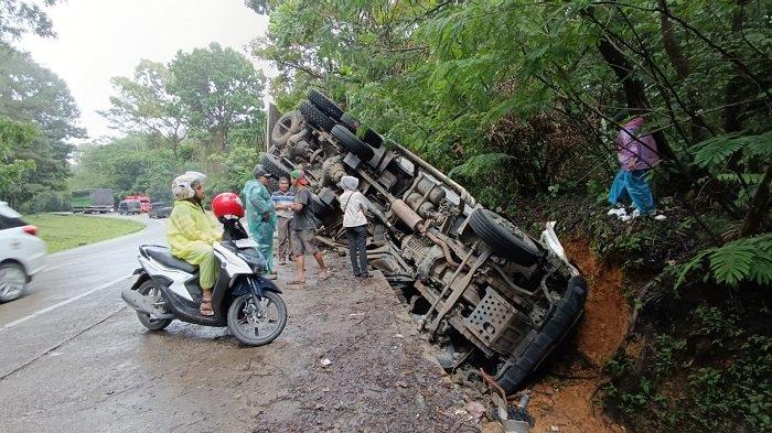 Update Truk Terjungkal di Sitinjau Lauik: Kecelakaan Tunggal dan Diduga Karena Rem Blong ...