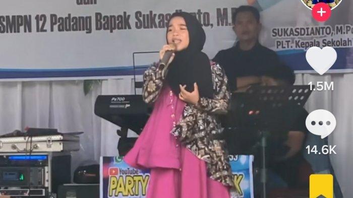 Viral di TikTok, Seorang Siswi Menaklukkan Lagu Mahalini Berjudul Sial, Ternyata Murid SMP 12 ...