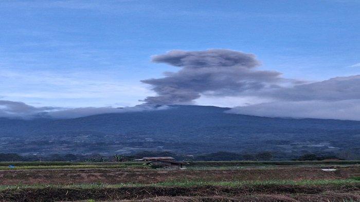 Gunung Marapi Sumatera Barat Kembali Erupsi Sabtu Malam, 3 Kali Letusan Terjadi - Tribunpadang.com