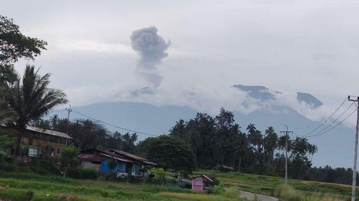 Gunung Marapi Sumbar kembali Erupsi Sabtu Siang, Kolom Abu Vulkanik ...