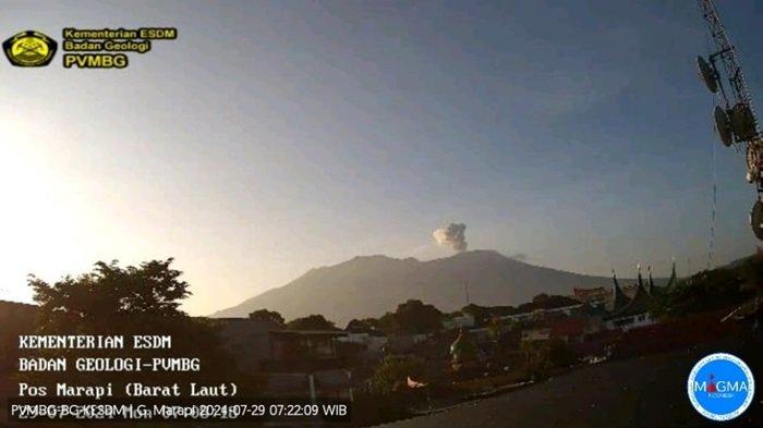 Gunung Marapi Sumbar Kembali Erupsi Senin Pagi, Kolom Abu Teramati 600 Meter di Atas Puncak ...