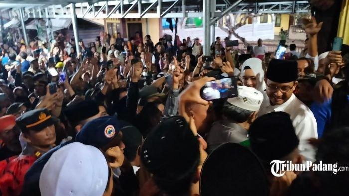 Ziarahi Makam Syekh Burhanuddin, Warga Menyemut dan Lantunkan Selawat Badar Sambut Anies ...