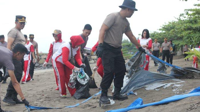 Polda Sumbar Aksi Bersih-bersih di Pantai Padang, dan Biddokkes Gelar Bakti Kesehatan ...