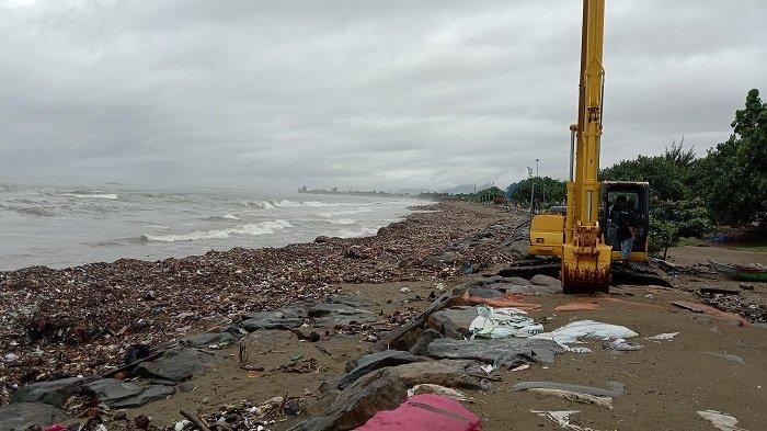 Satu Alat Berat Dikerahkan Bersihkan Sampah Menggunung di Pantai Muaro Lasak Padang ...