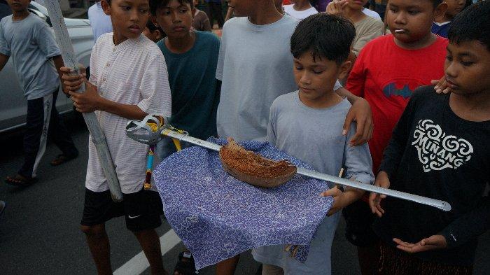 Mengenal Pedang Jenawi dalam Prosesi Maambiak Batang Pisang Pesona ...