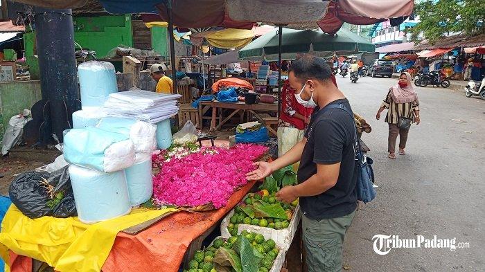 VIDEO Pedagang Bunga dan Lemang di Pasar Raya Padang, Sepi Pembeli ...