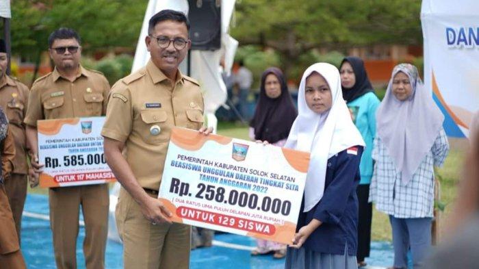 Pemkab Solok Selatan Bagikan Beasiswa Rp 800 Juta untuk Ratusan Mahasiswa dan Siswa ...